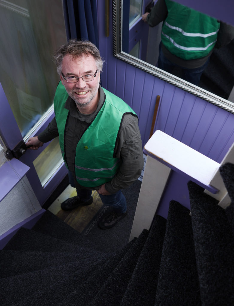 Op de achtergrond: Martin Hoek - Down To Earth Magazine